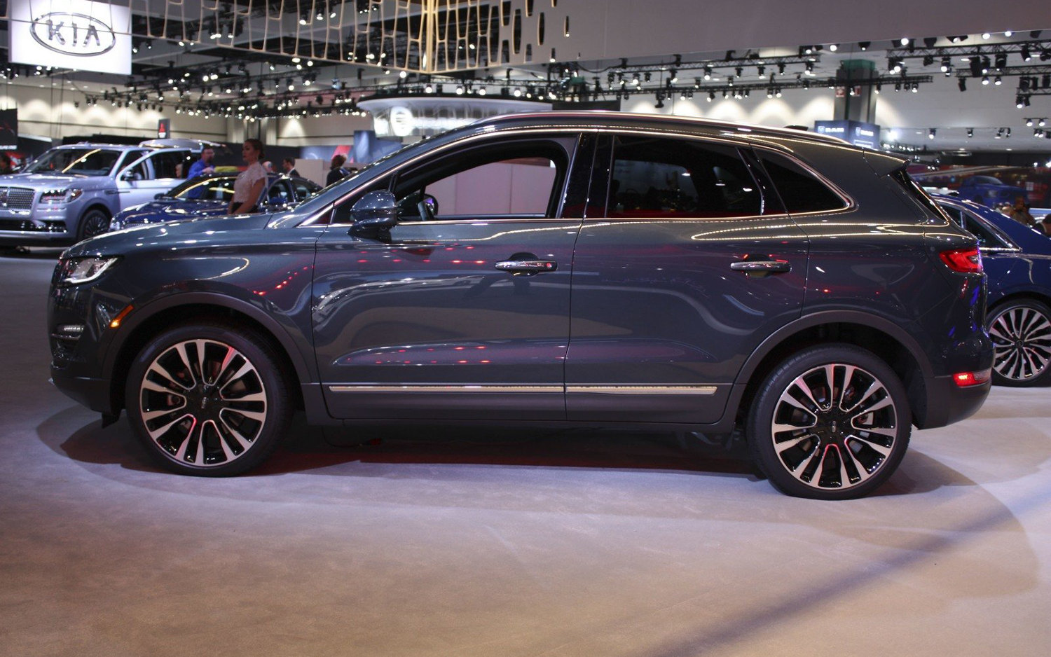 Comparison - Lincoln MKC Reserve 2019 - vs - Kia Carens 2022 | SUV Drive